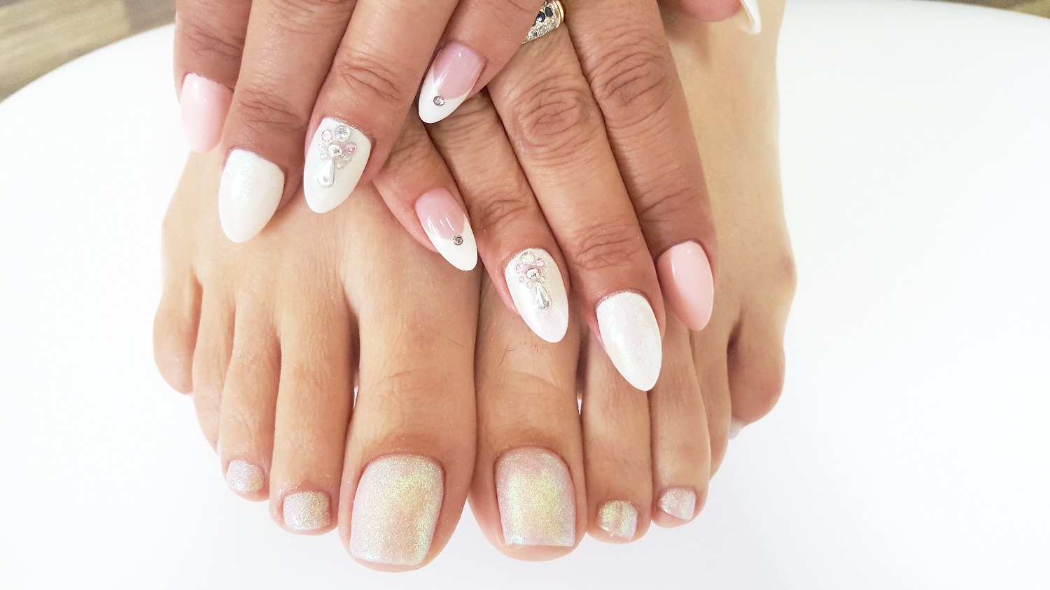 Produživanje noktiju (do veličine 3) + trajni lak na nogama + estetska ...